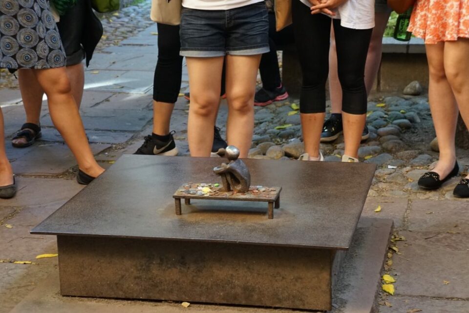 Worlds Smallest Public Statue ? Stockholm, Sweden | Inspired By Maps